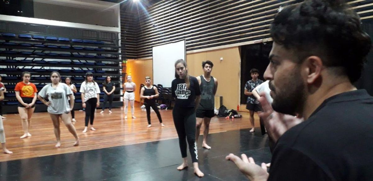 Facundo Mazzei volvió a dictar clases gratuitas en el ciclo de Danza+Arte | Diario Crónica